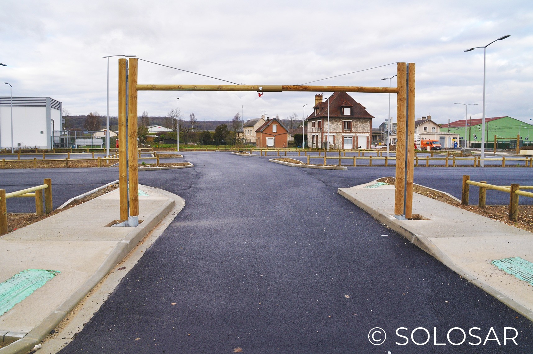 Portique de gabarit pivotant - double battant - mixte bois/métal - Solosar